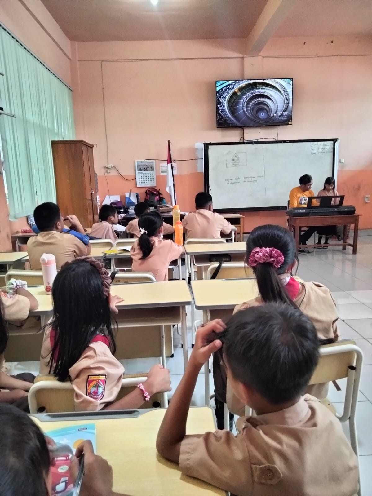 Ruang Kelas ber AC dan Smart TV - Sekolah Elim Makassar